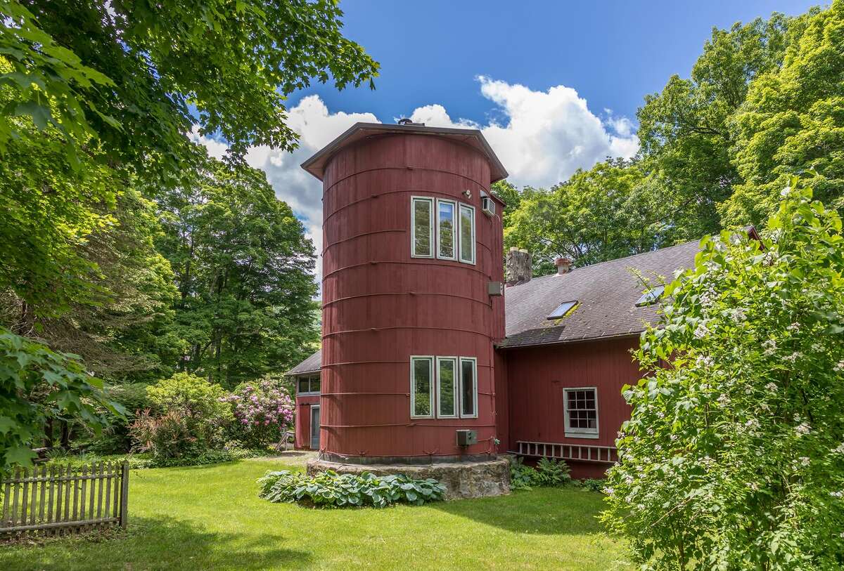 ‘Iconic’ barn house with silo in Kent