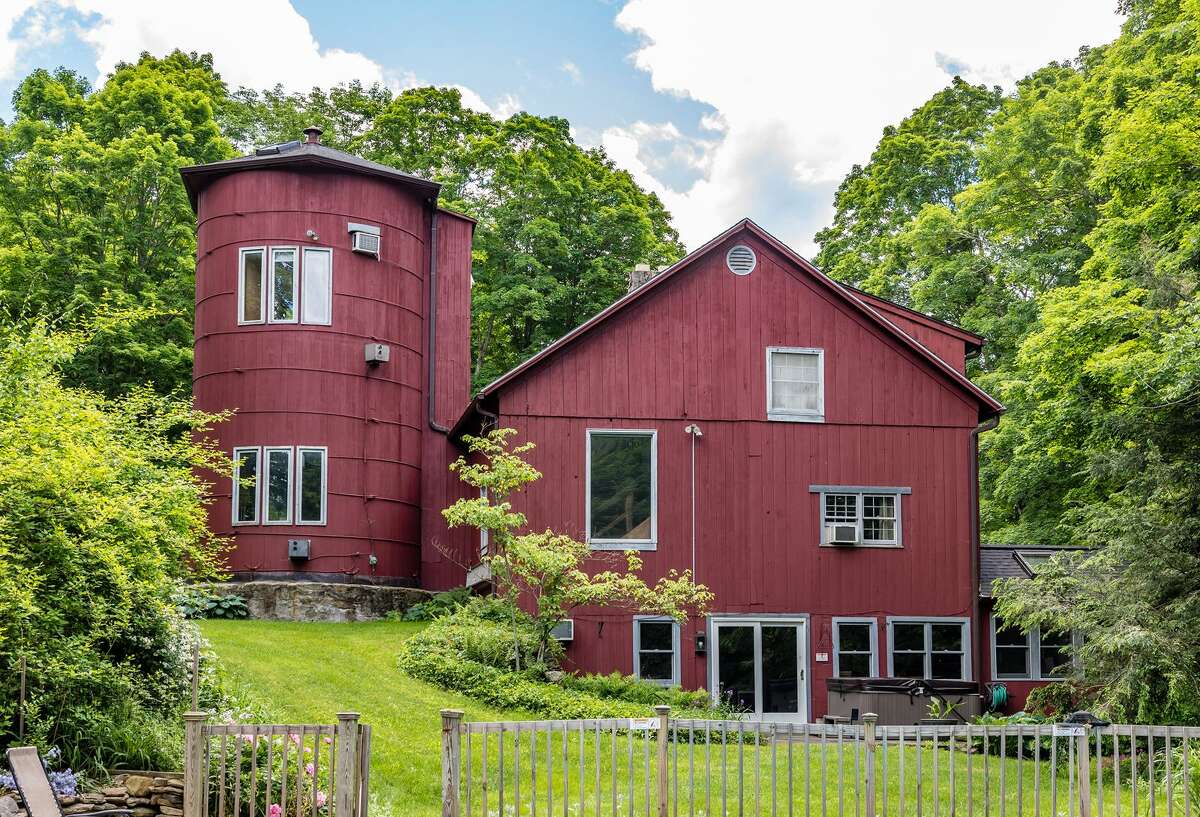 ‘Iconic’ barn house with silo in Kent