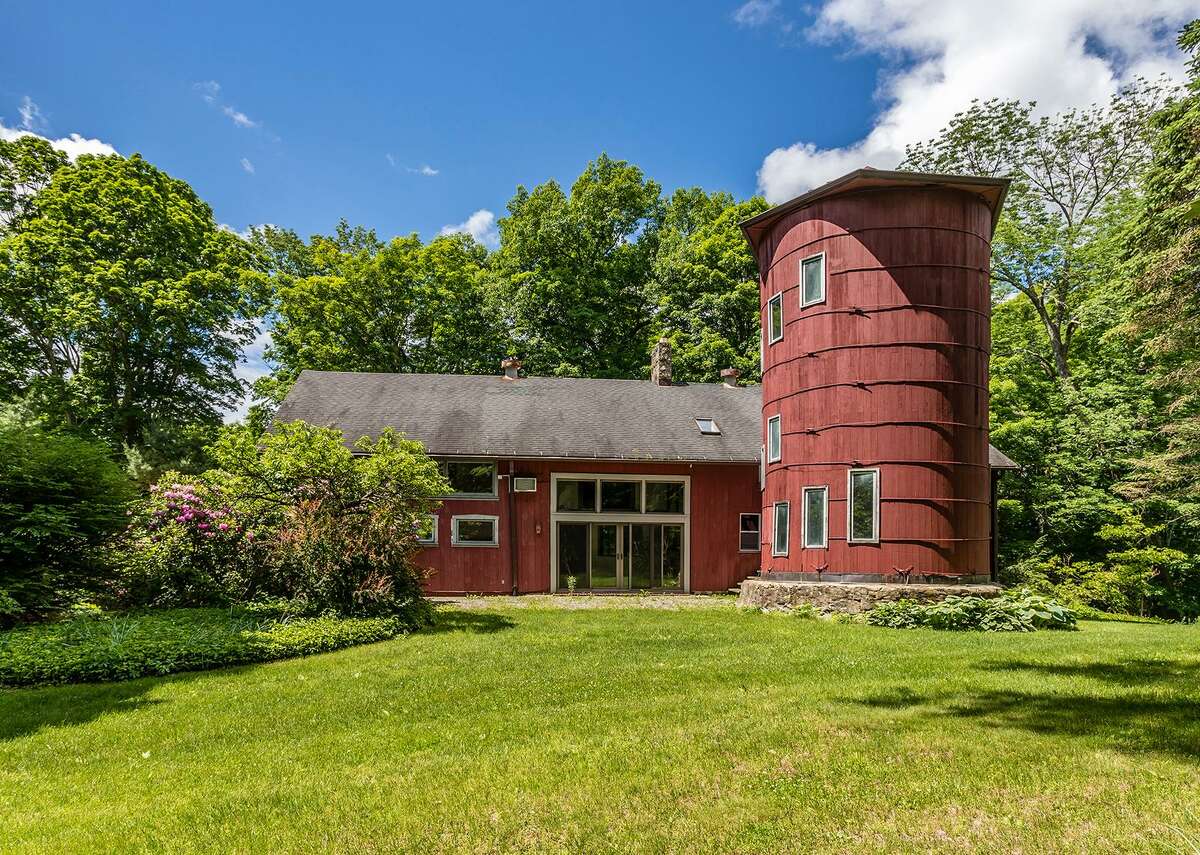 ‘Iconic’ barn house with silo in Kent