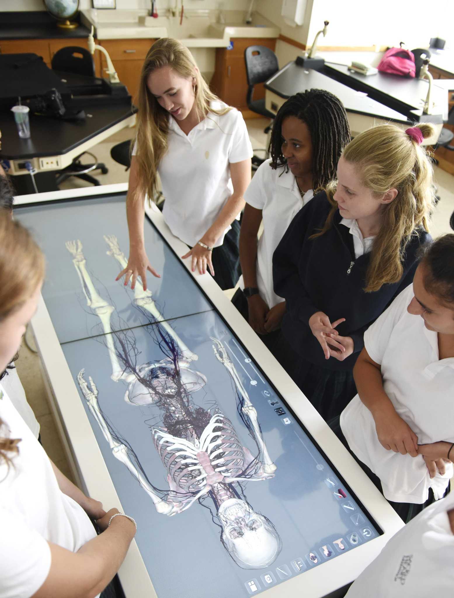 Digital dissection table brings Greenwich biology class into the 21st ...