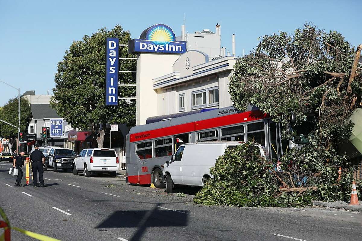 SF Muni bus driver who crashed last month in Marina dies from injuries
