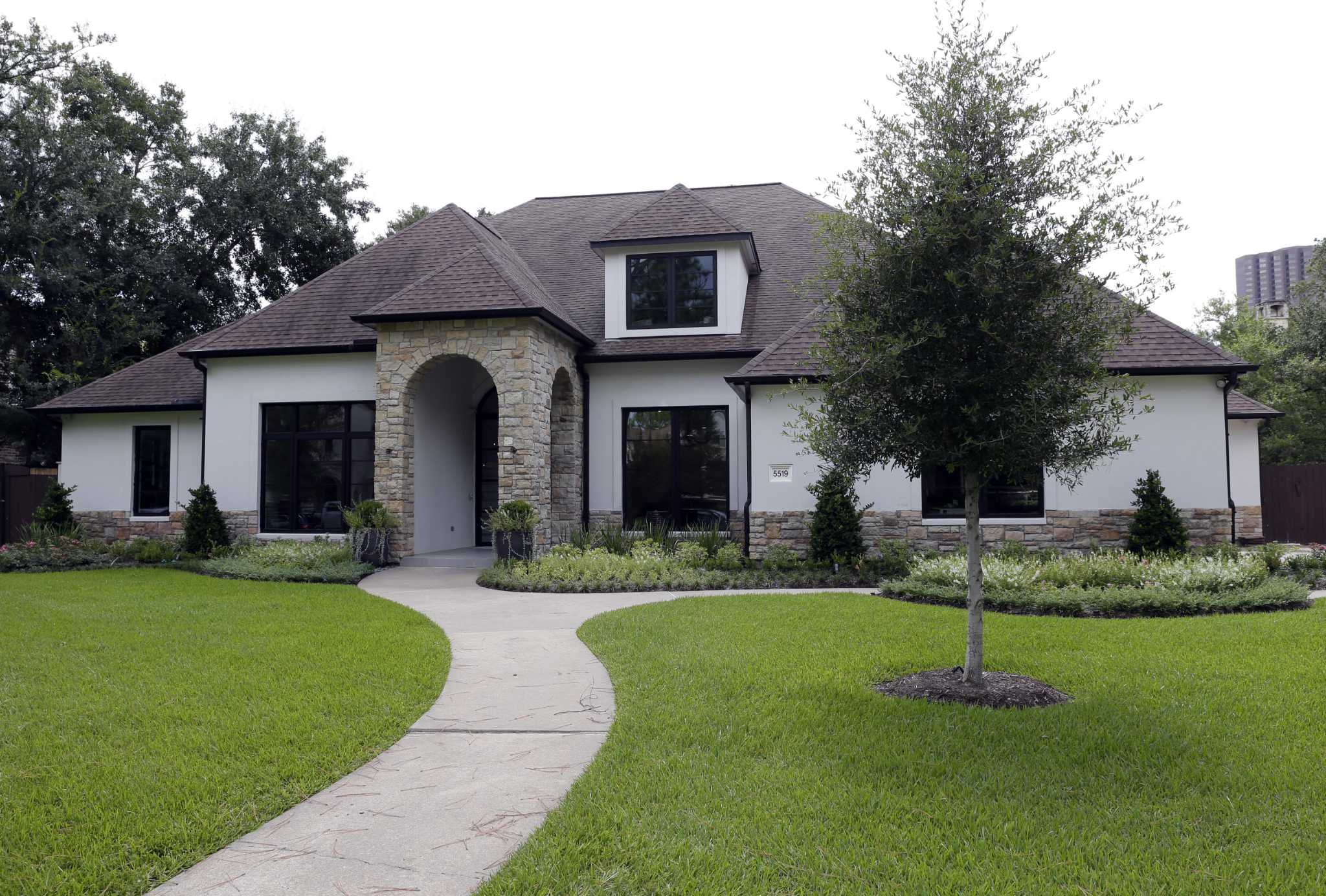 Traditional-to-contemporary transformation featured in MA+DS Home Tour