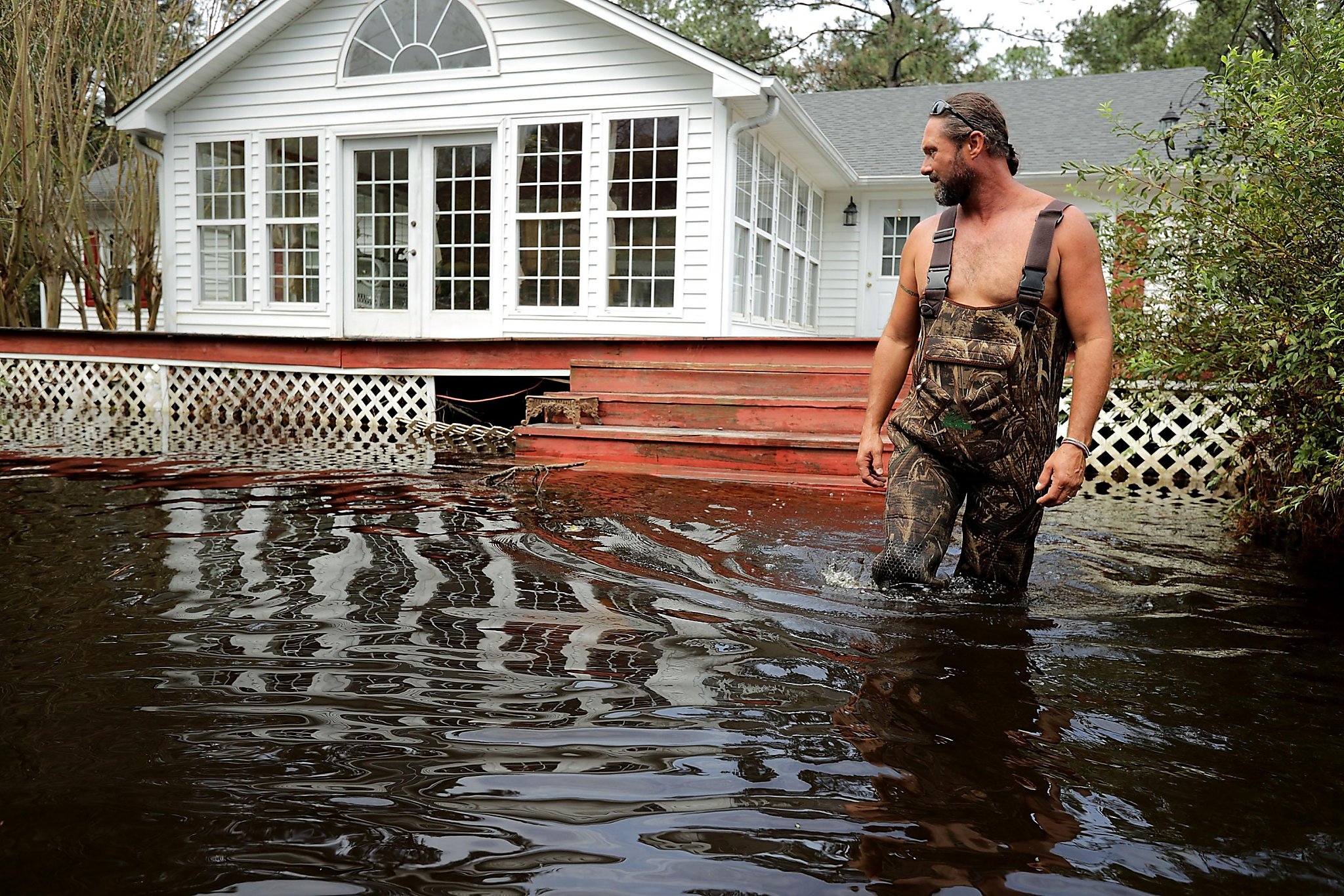 Floodwaters swamp Carolinas in aftermath of hurricane