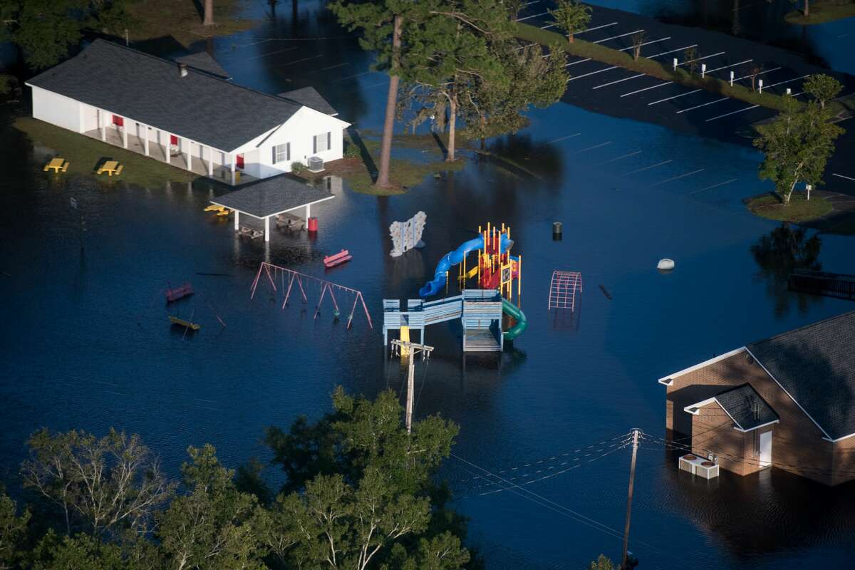 Photos show Carolina towns underwater: 'Flooding could last weeks'