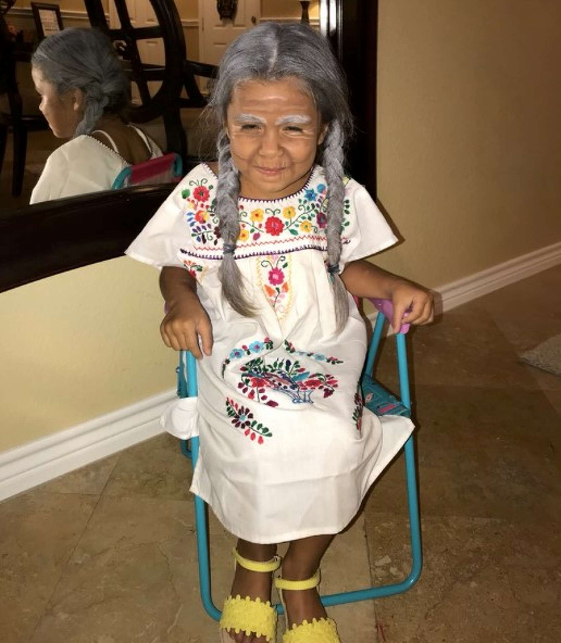 Halloween starts early for Houston girl 5 as costume goes viral
