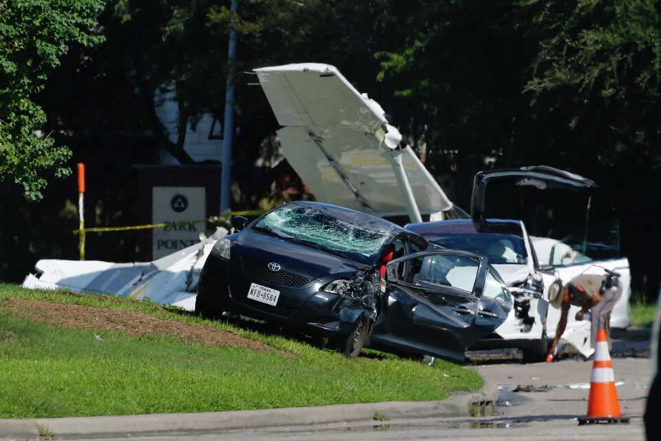 One injured after DEA plane crashes in west Houston near Sugar Land