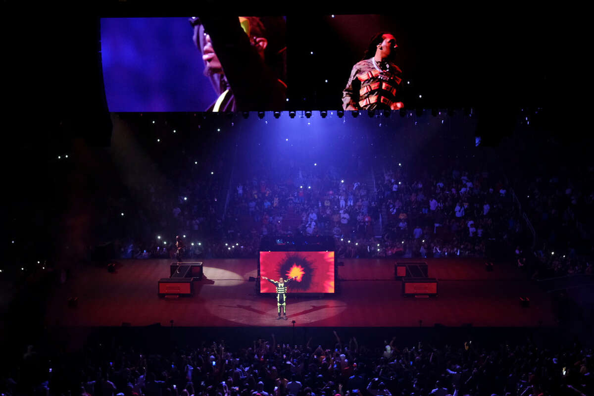 Houston cop caught on video taking photo of woman's rear at Drake concert