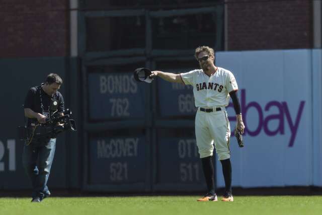 Hunter Pence, fans say farewell in Giants finale