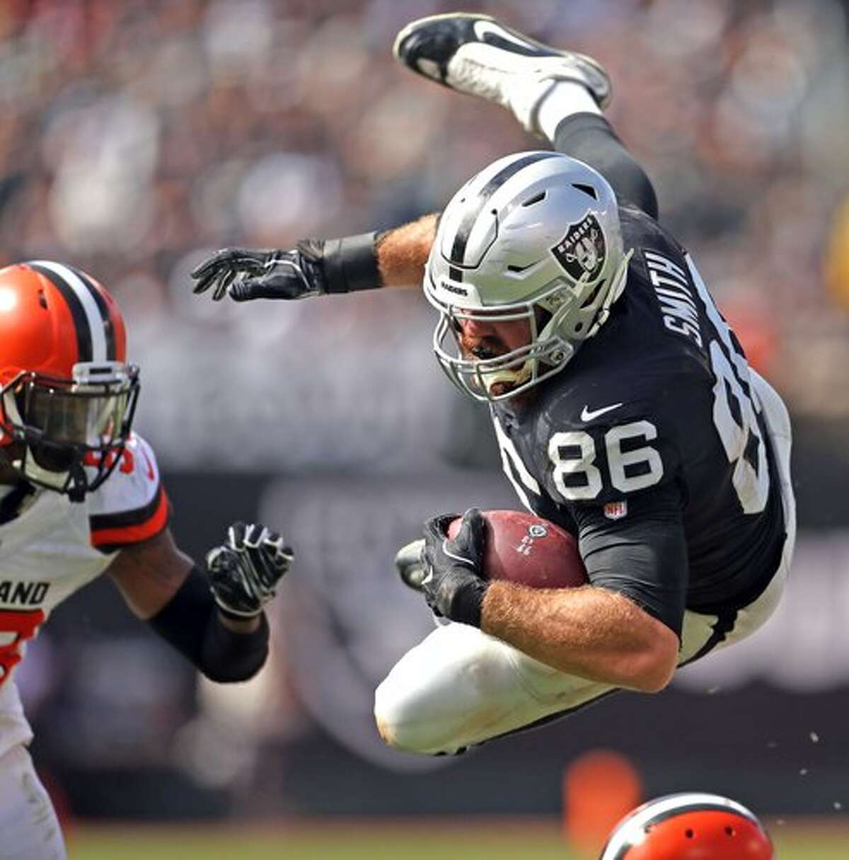 Raiders release tight end Lee Smith, sign several draft picks