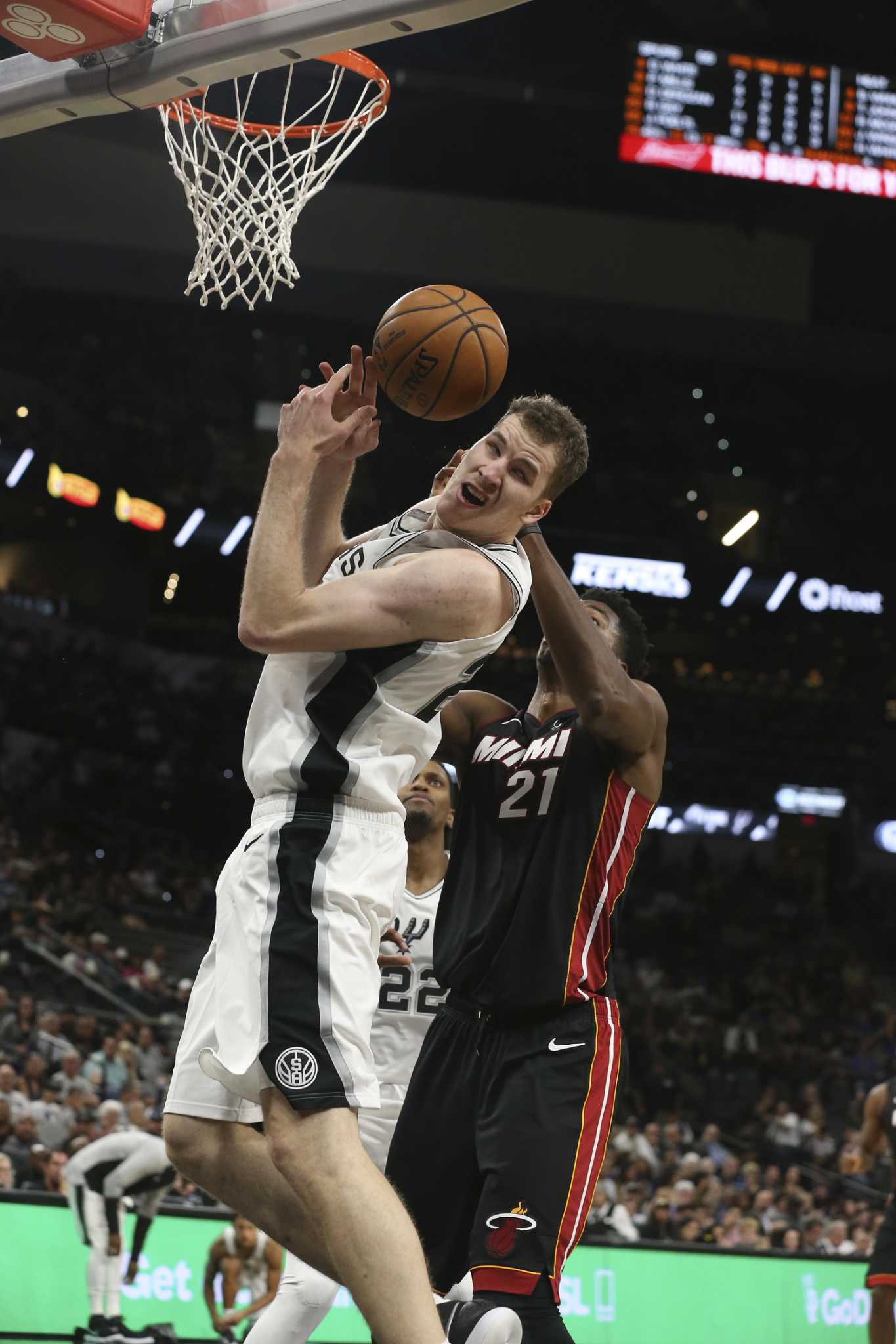 Poeltl impresses in debut with Spurs