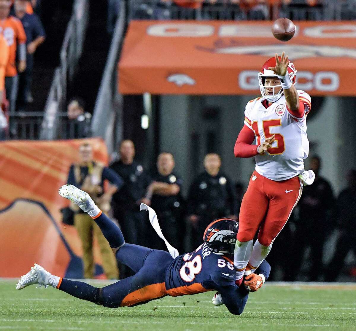 Go left: Patrick Mahomes' pass with opposite hand the talk after Chiefs ...