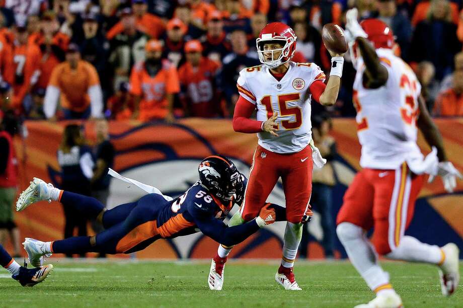Go left: Patrick Mahomes' pass with opposite hand the talk after Chiefs ...
