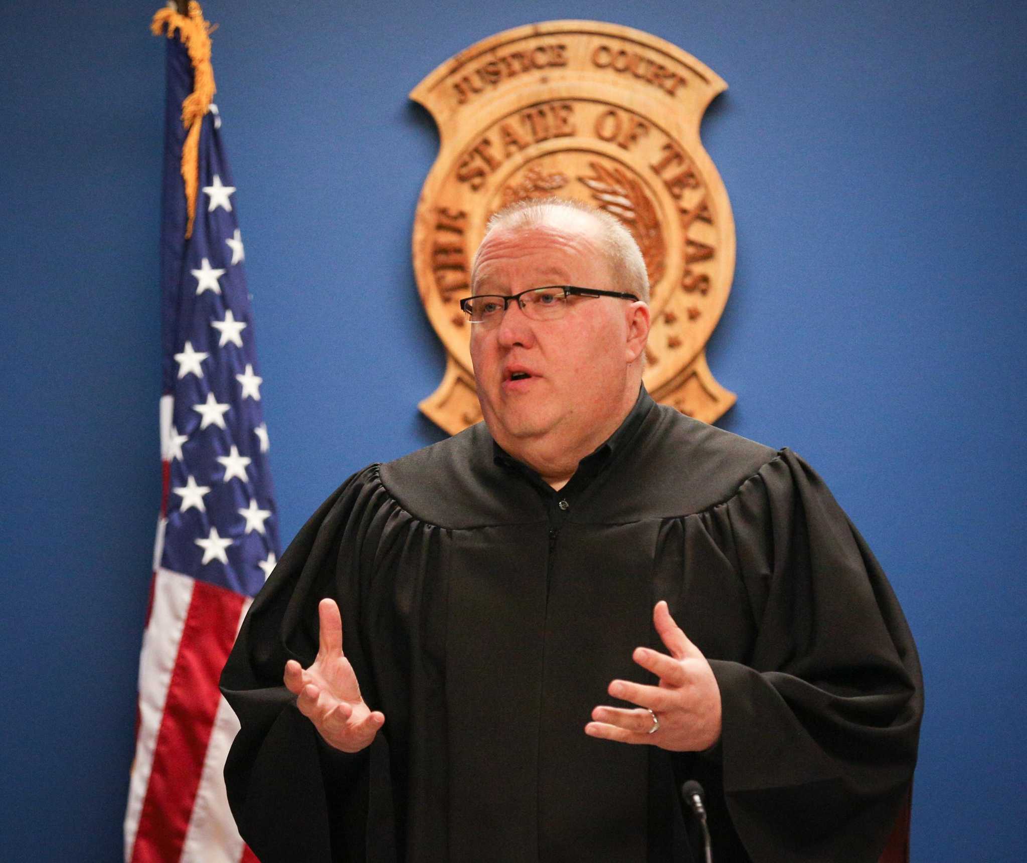 Judge dismisses courtroom prayer lawsuit against Montgomery County