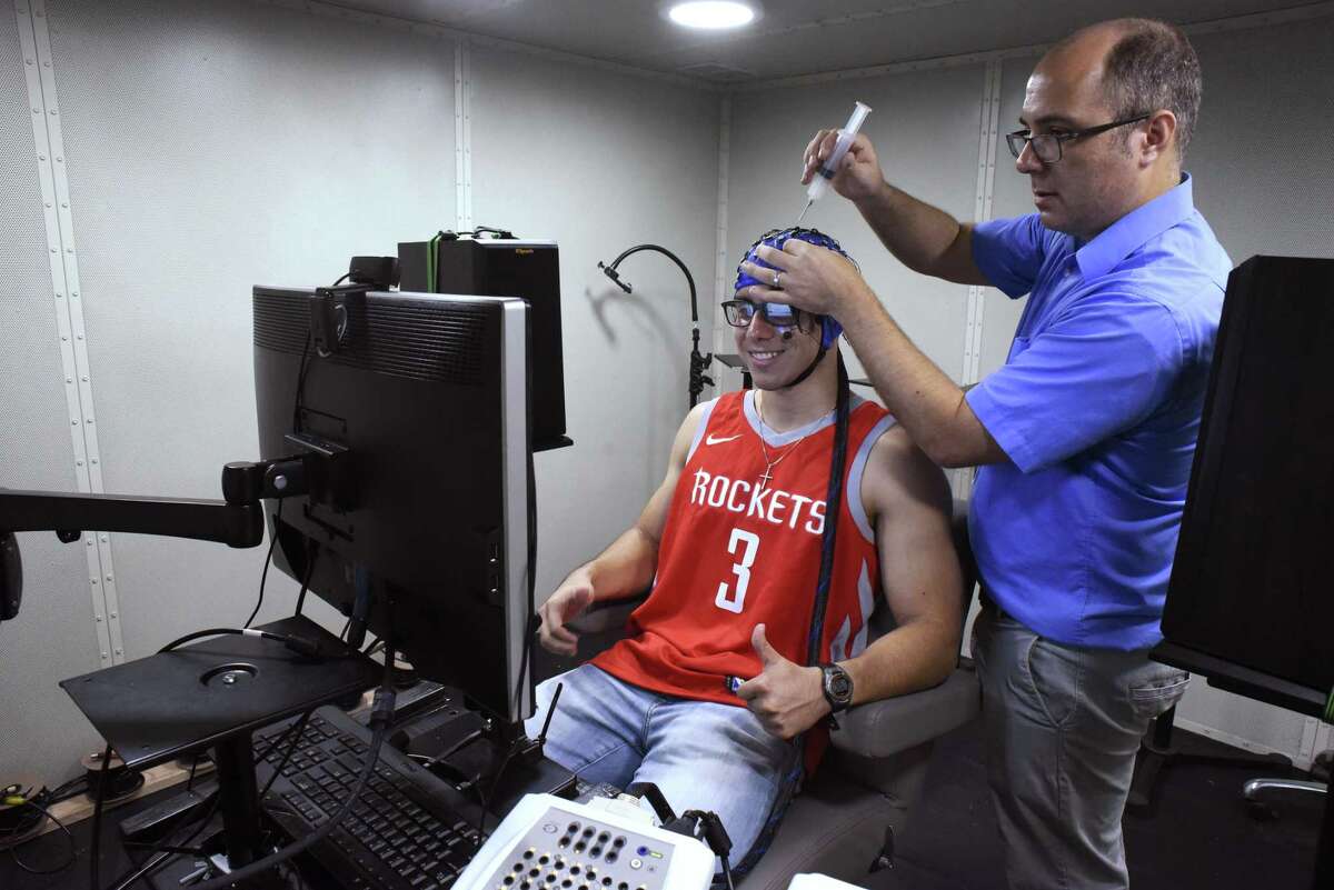 UTSA researchers study relationship between brain activity and stuttering