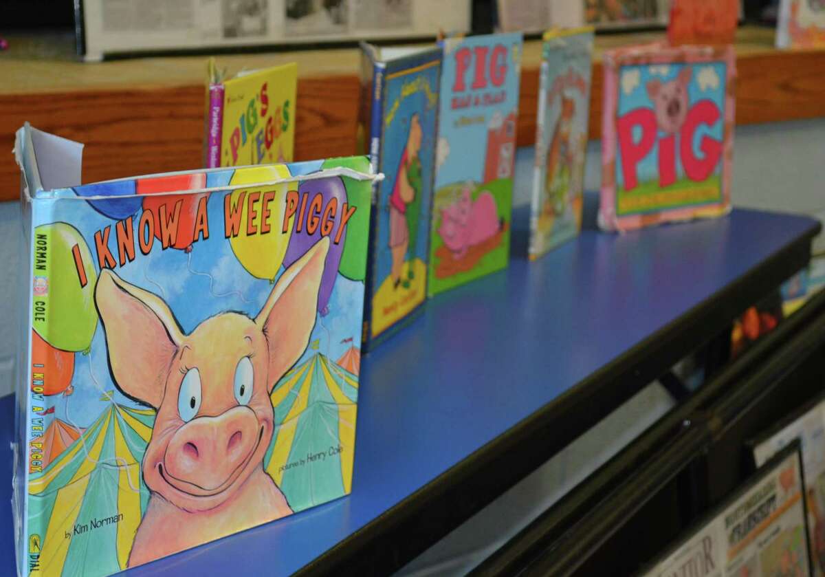 Winsted students welcome Farmer Minor and pig, Daisy II, for reading ...