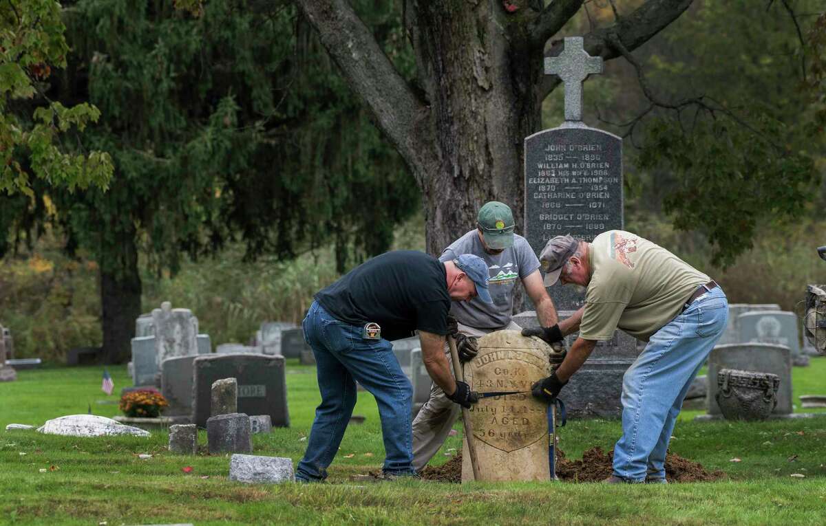 Photos: Volunteers help restore veterans' gravesites