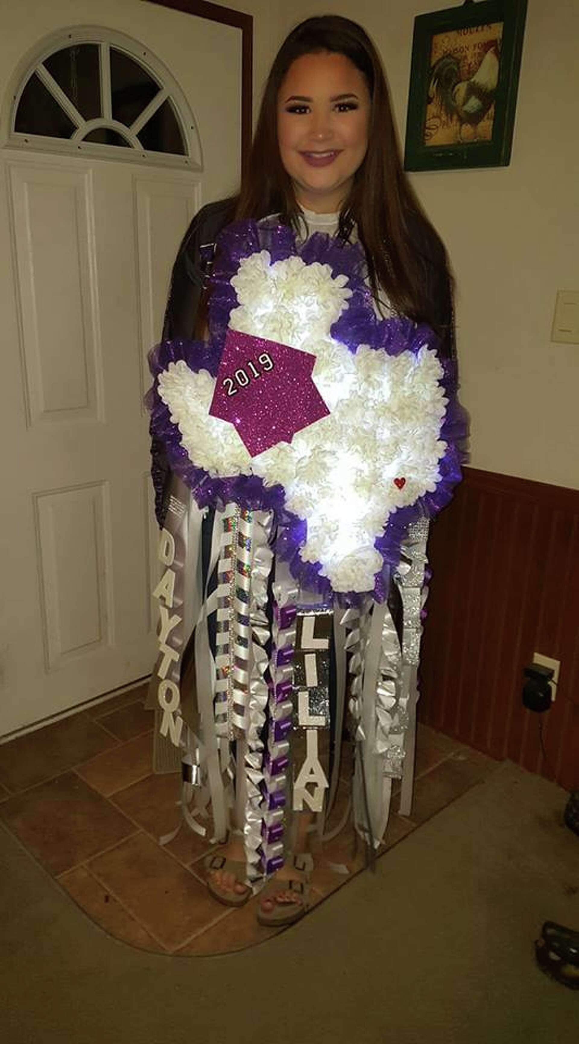 Houston students celebrate homecoming with over the top, Texas-sized mums