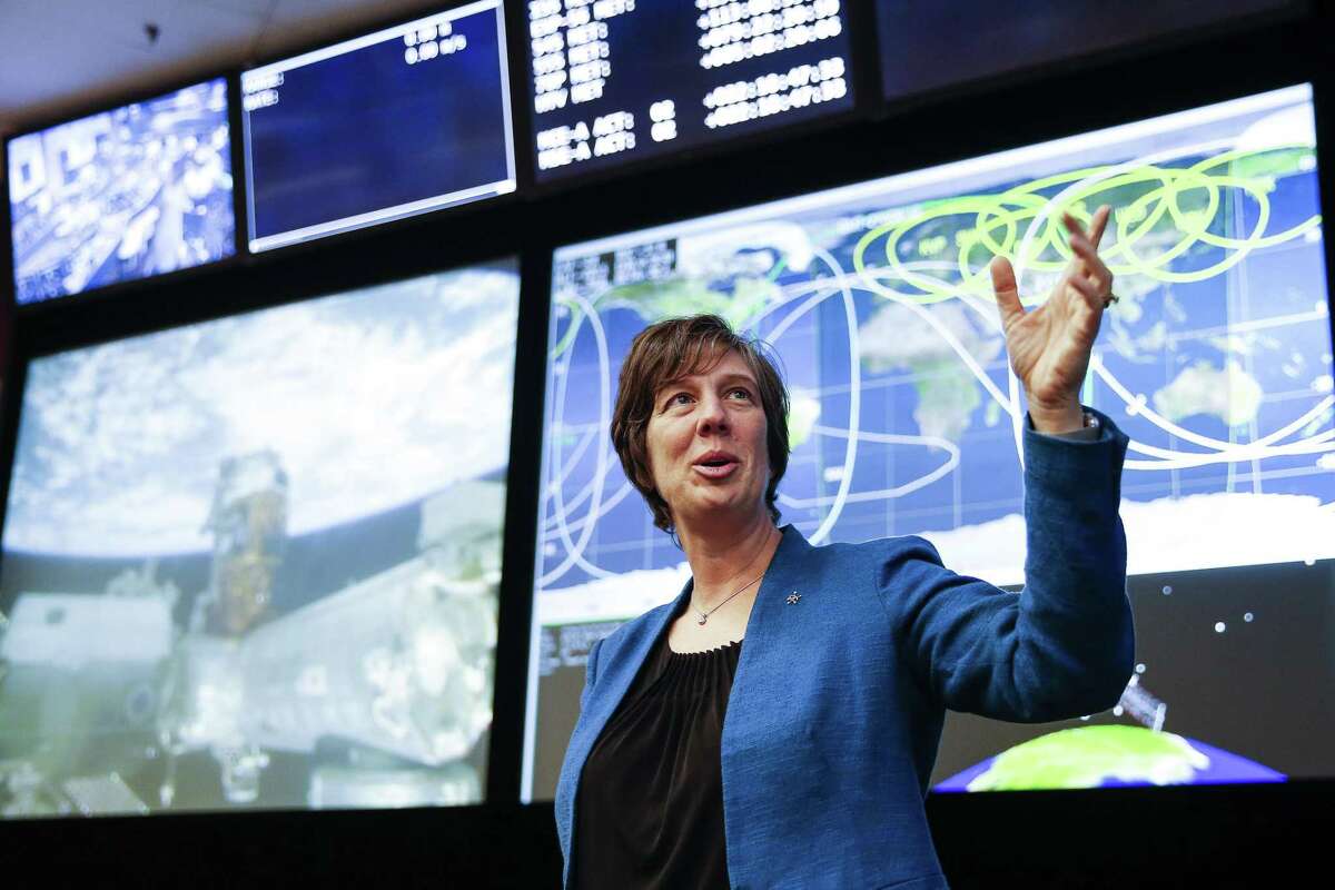 Mission Control’s first female chief flight director stands as NASA ...
