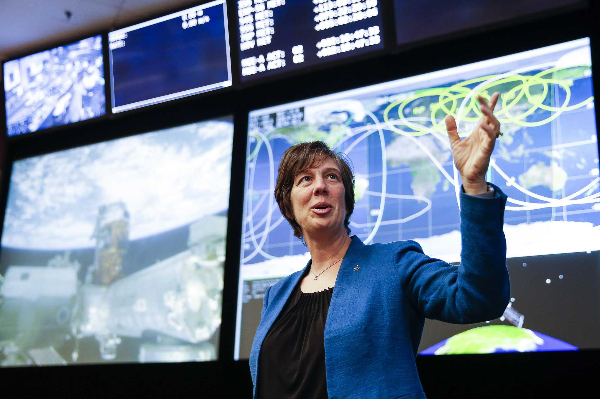 Mission Control’s first female chief flight director stands as NASA ...
