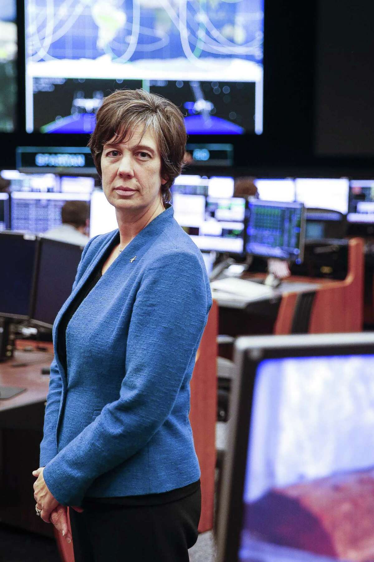 Mission Control’s first female chief flight director stands as NASA ...