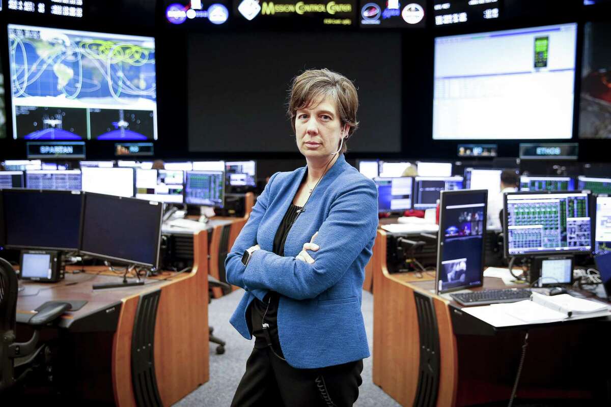 Mission Control’s first female chief flight director stands as NASA ...