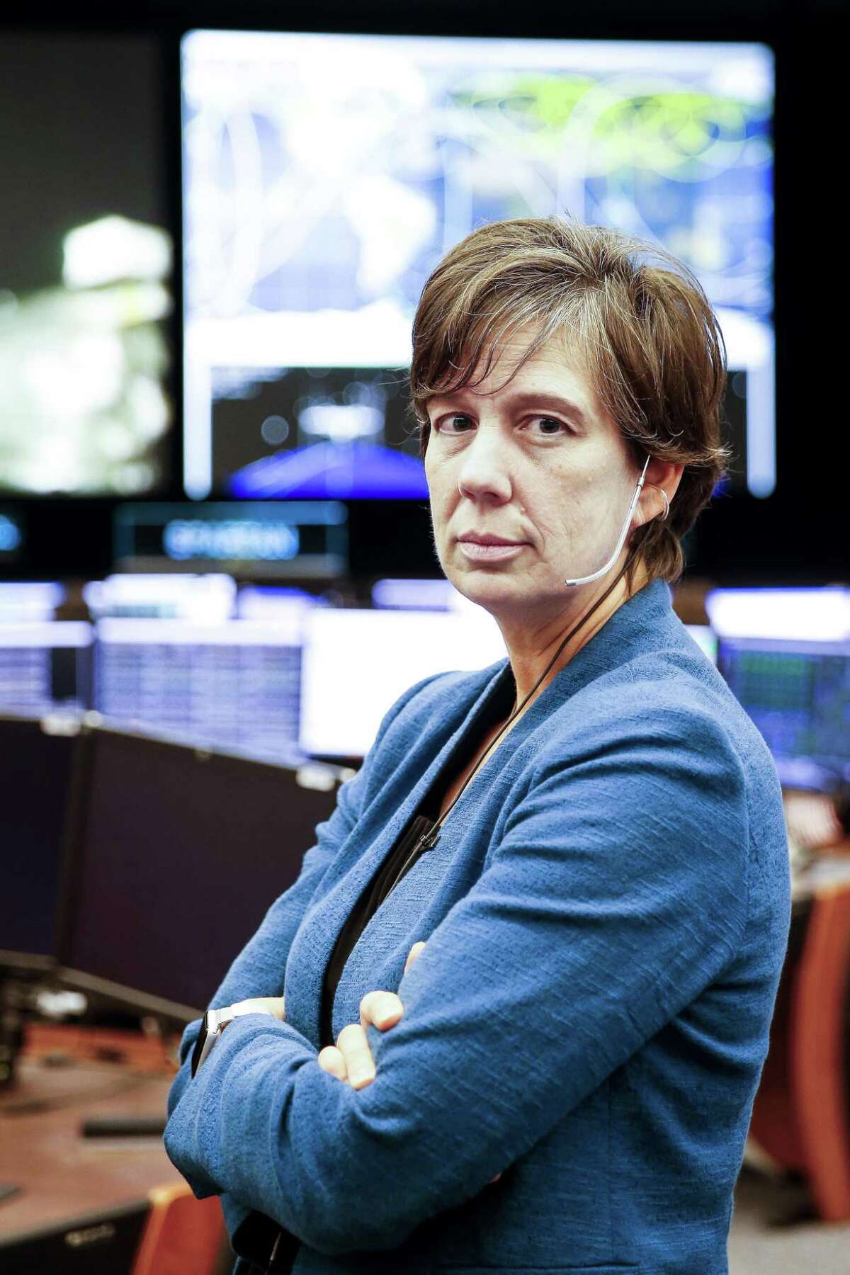 Mission Control’s first female chief flight director stands as NASA ...