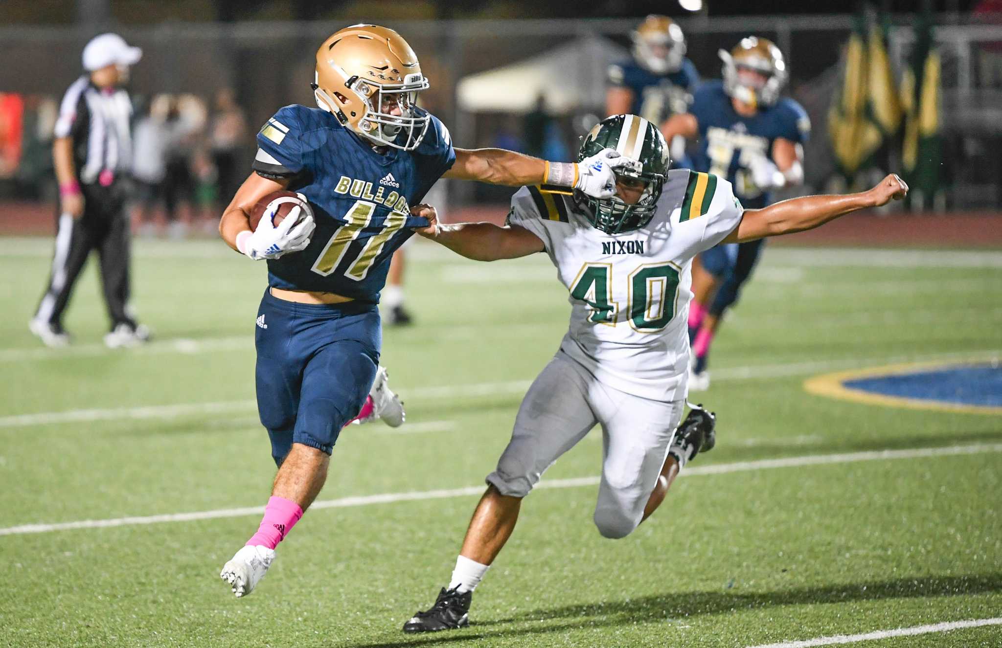 Alexander pulls away from Nixon for 2-0 start