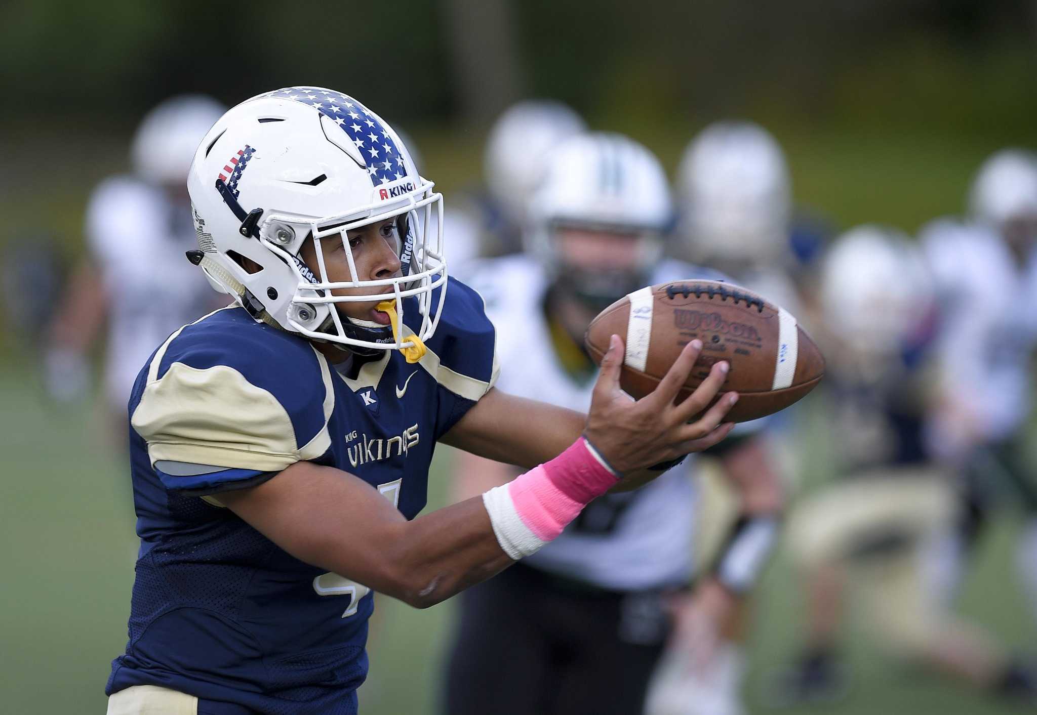 King football’s late rally nips Hamden Hall, 21-20