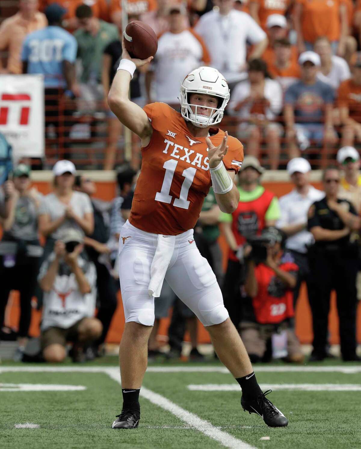 MRI reveals shoulder sprain for Texas QB Sam Ehlinger