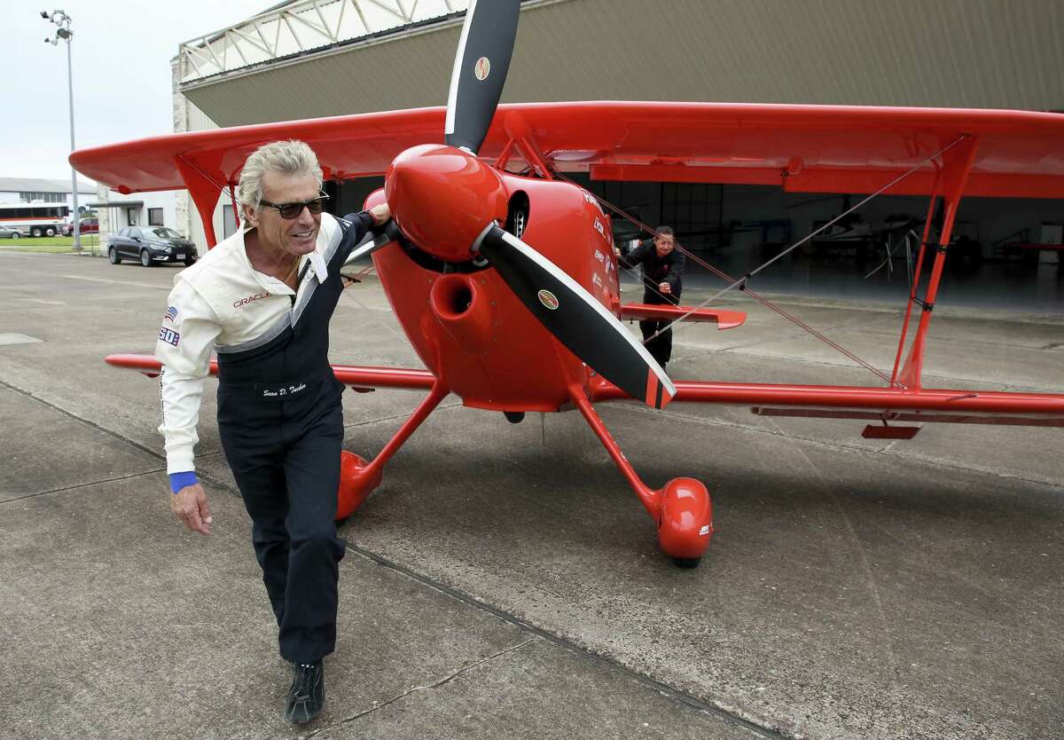 Final solo act in Houston skies for pilot, Smithsonian-bound biplane