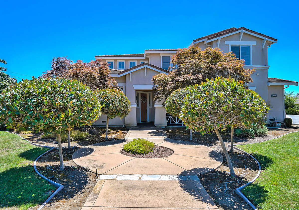 Former 49er Eric Reid makes less controversial news selling Hayward home