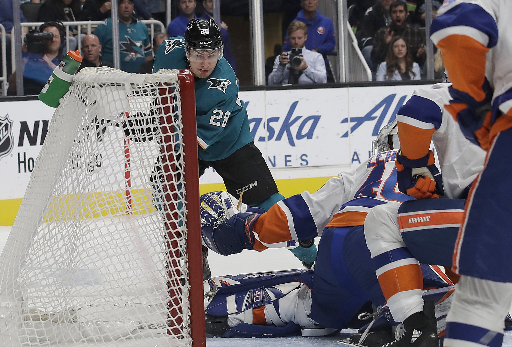 4 Sharks score in thumping of Islanders