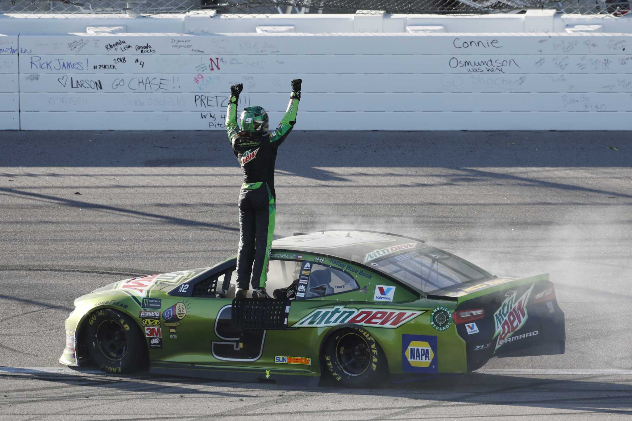 Elliott bolts deeper into chase for crown