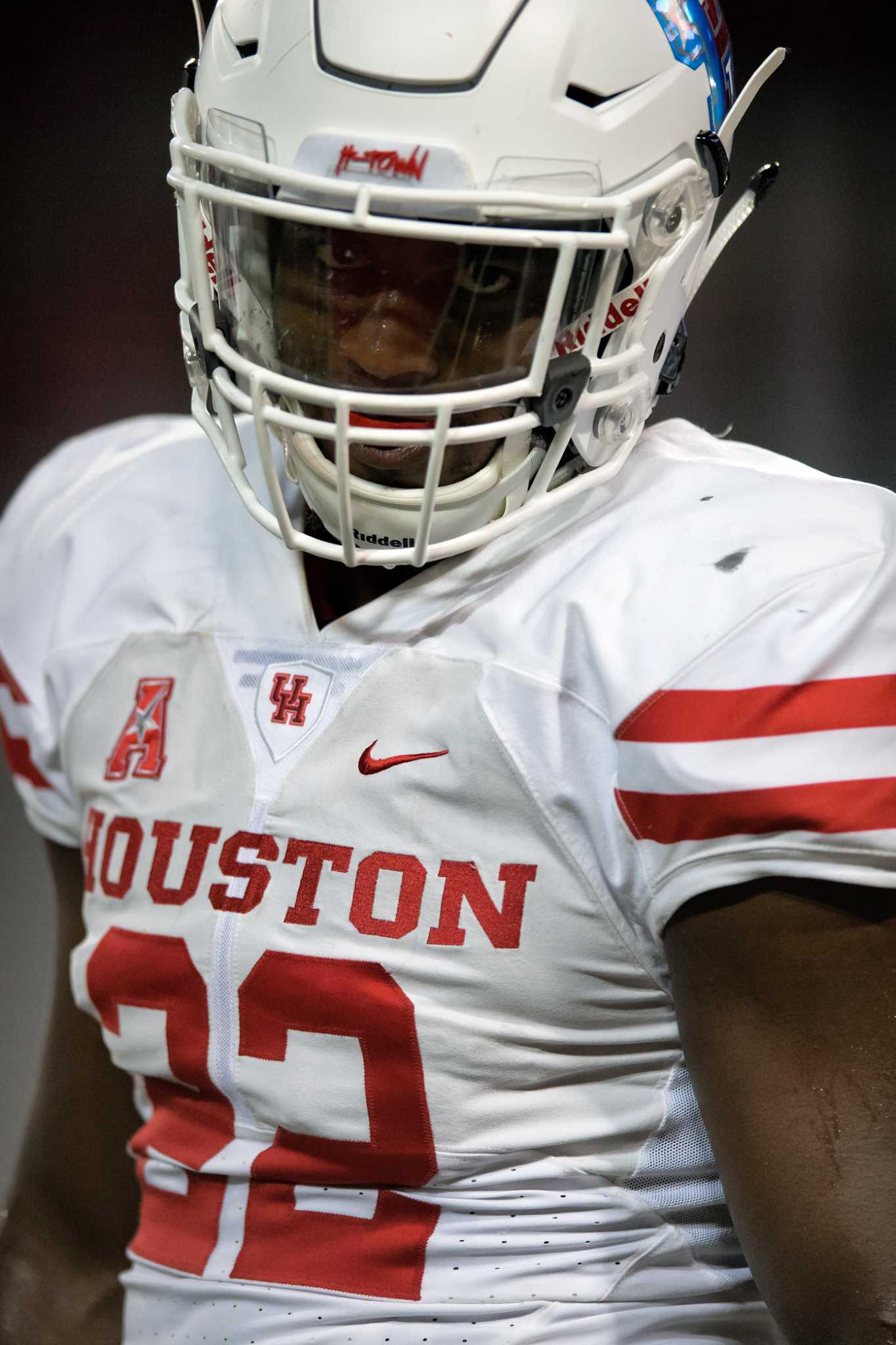 Football world takes notice of UH linebacker Austin Robinson