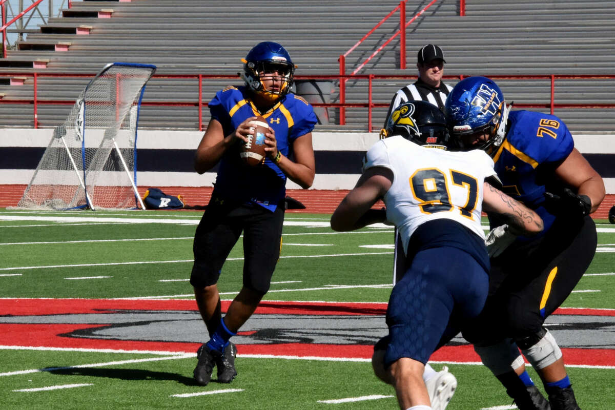 Pioneers roll to win over Rams