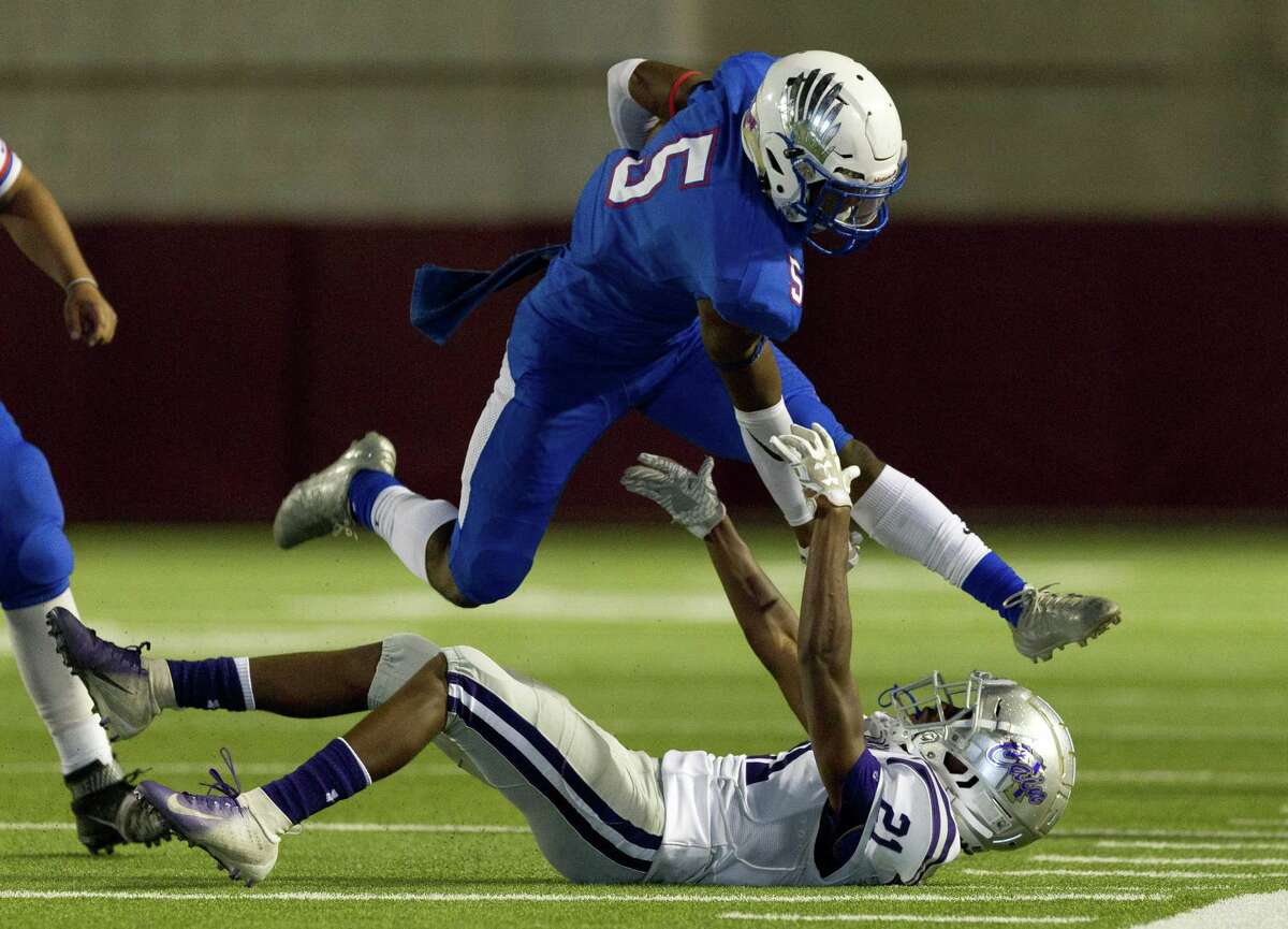 FOOTBALL: Oak Ridge scores first home win by blowing past the Hurricanes