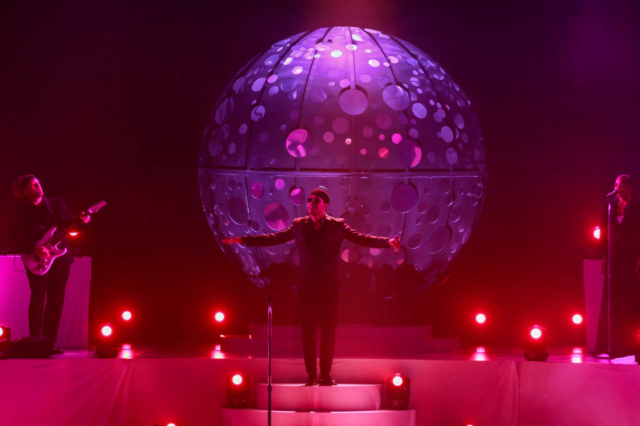 Maxwell gives audience everything and more