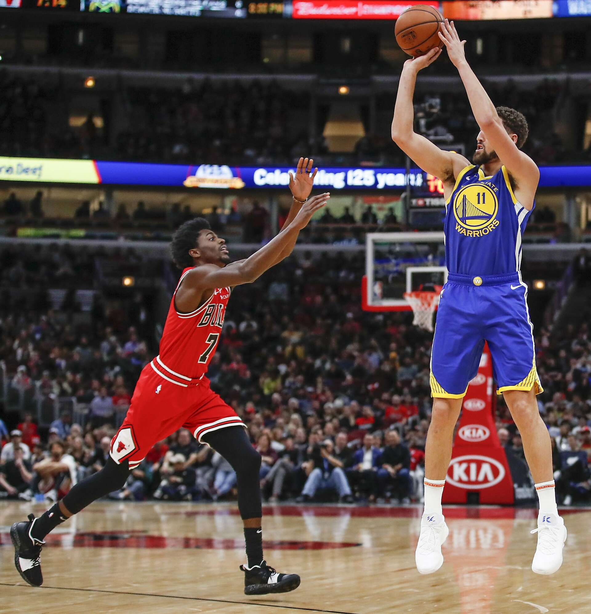Klay Thompson sets NBA record with 14 three-pointers in rout of Bulls