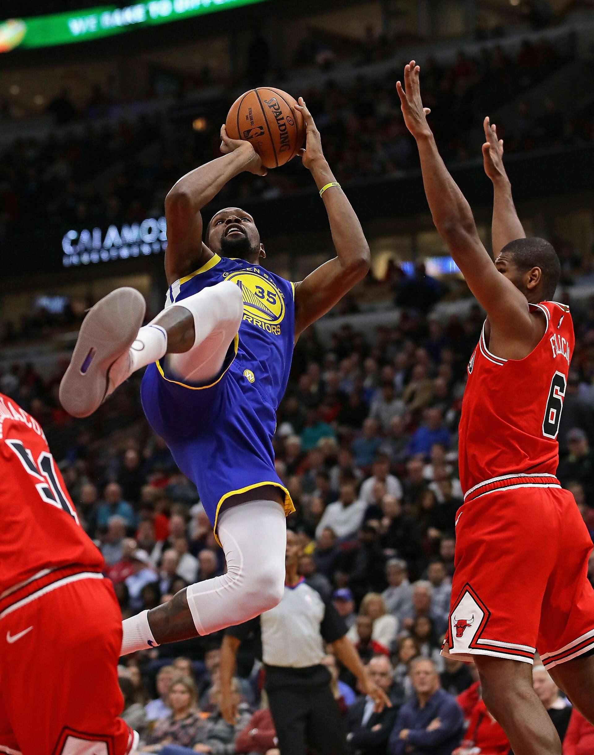 Klay Thompson sets NBA record with 14 three-pointers in rout of Bulls