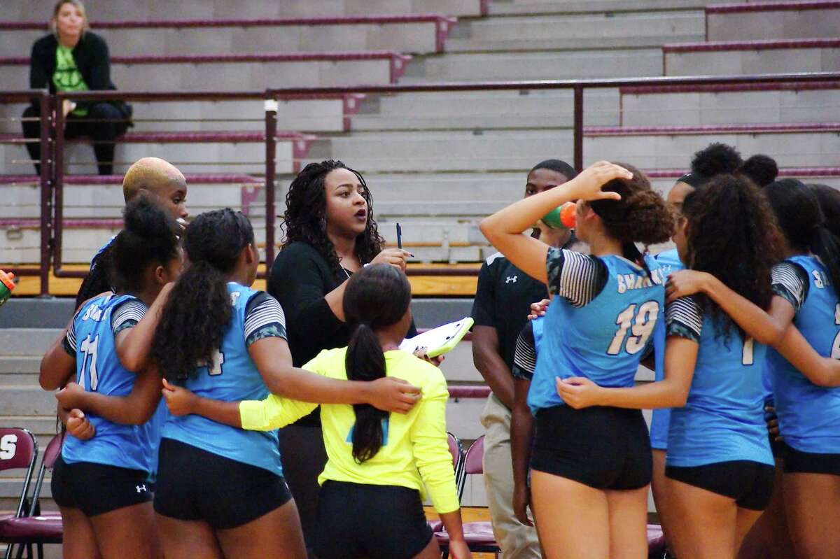 Volleyball: Friendswood cruises past Shadow Creek in three sets