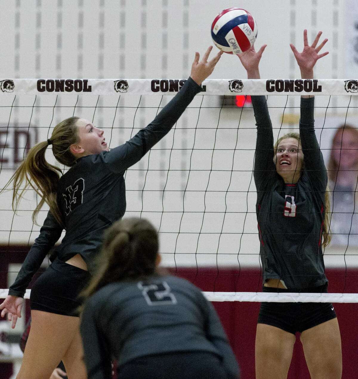 VOLLEYBALL: Oak Ridge sweeps up Vandegrift to move past area round