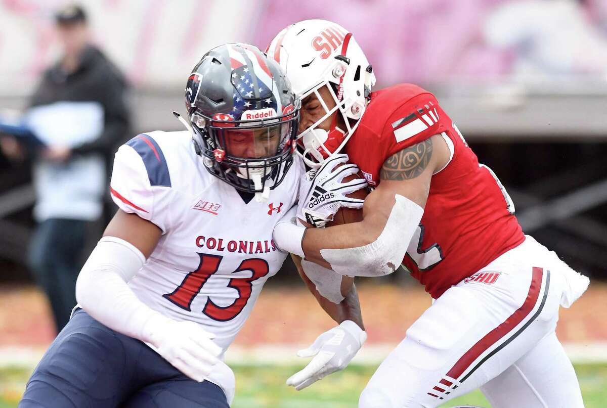 Sacred Heart football dominates Robert Morris