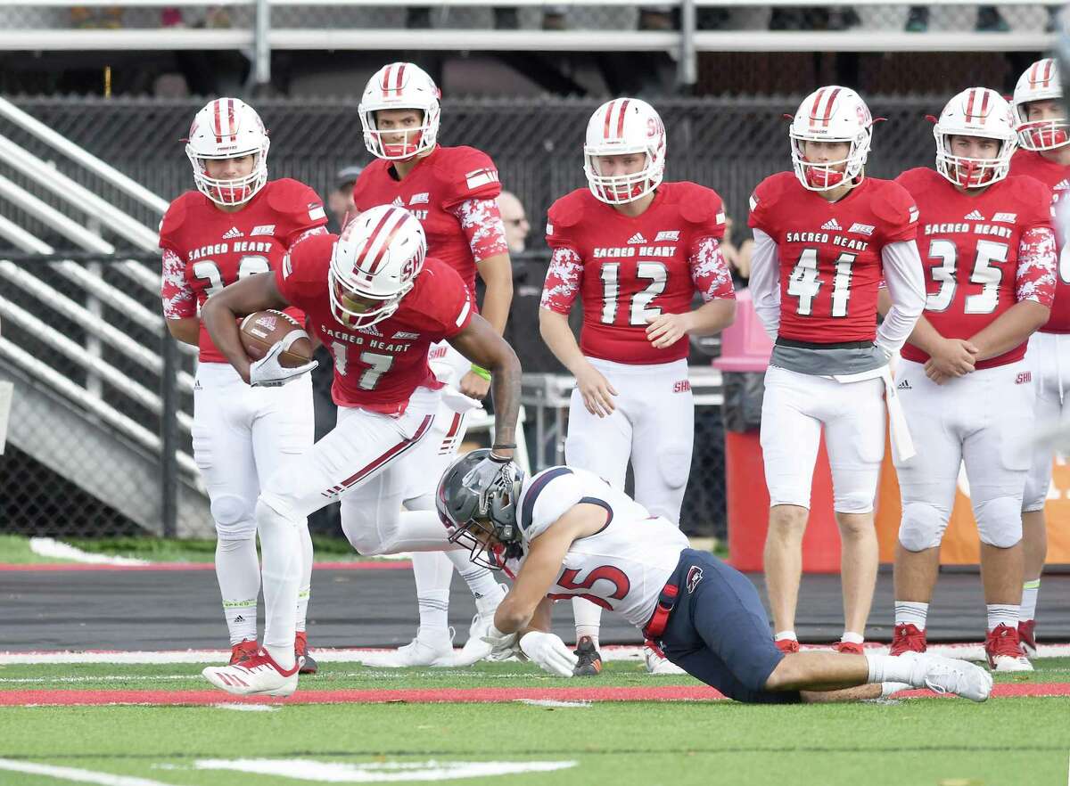 Sacred Heart football dominates Robert Morris