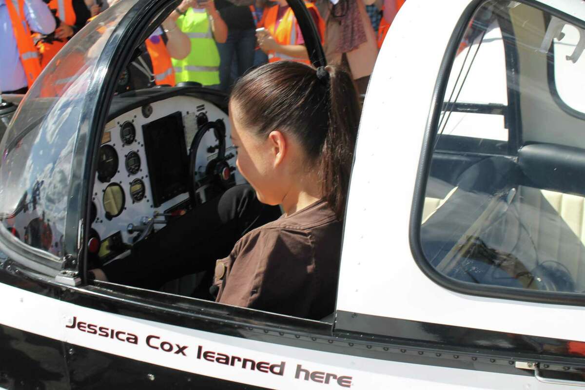 First licensed armless pilot, Jessica Cox, honored at Challenge Air in ...