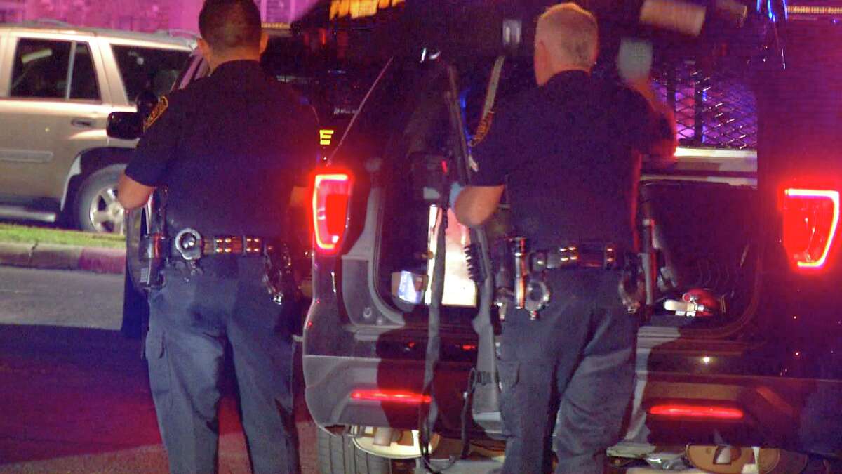 Woman Arrested After Allegedly Cutting Man Locking Herself In Nw Side Apartment 4000