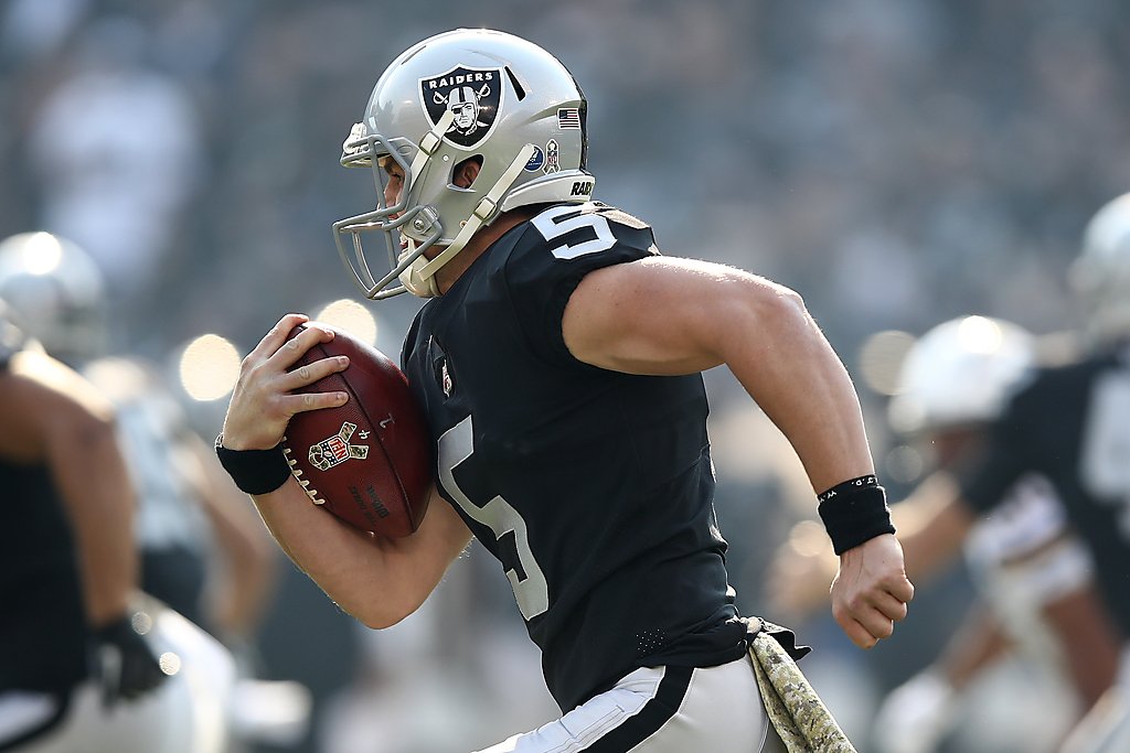 Oakland punter shows sprint savvy, picks up 42 yards