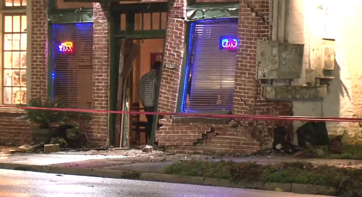 Driver crashes into bar on Washington Avenue