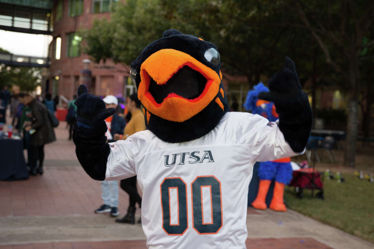 Photos: UTSA spreads holiday cheer at Light Up the Plaza
