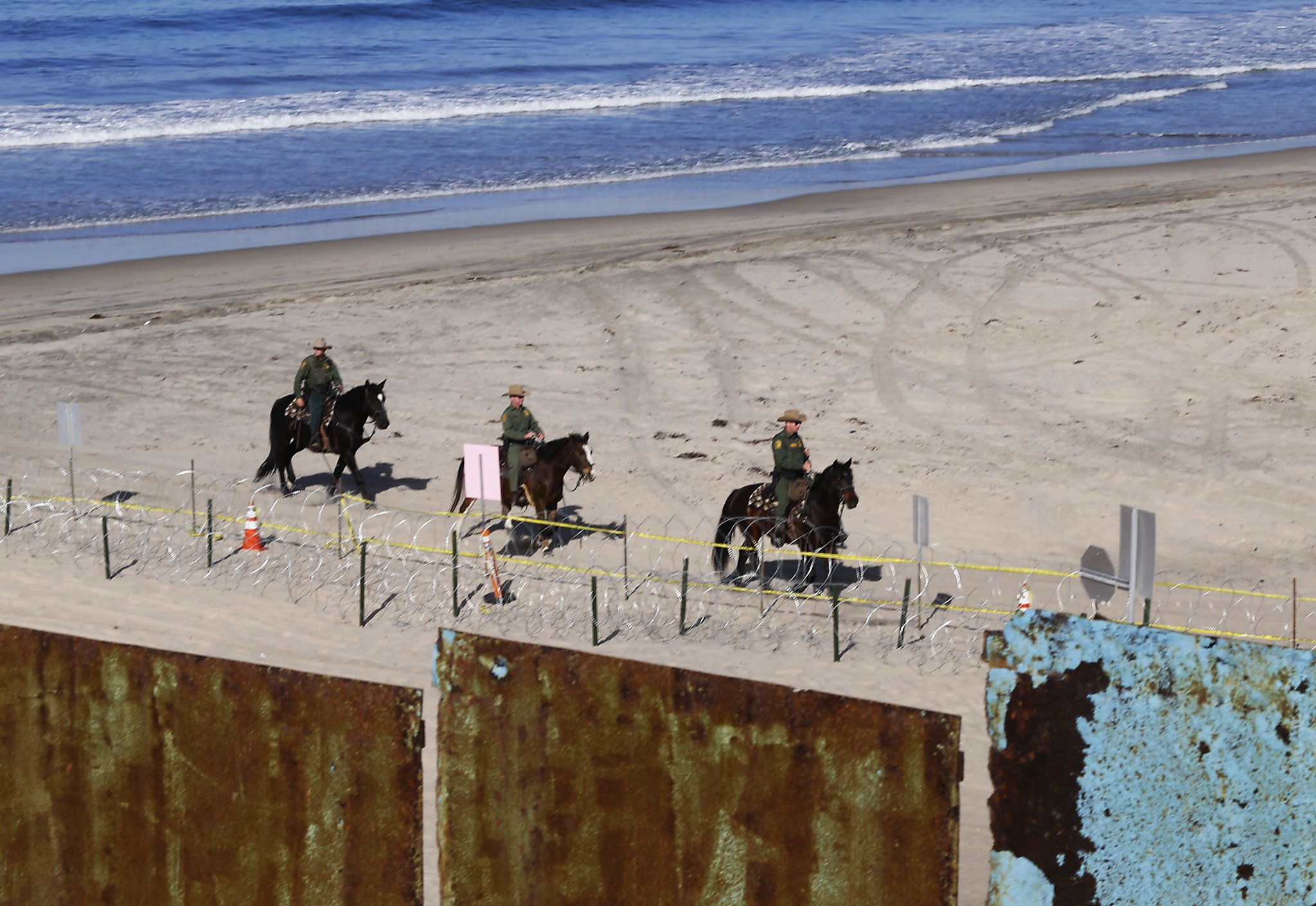 Soldiers play support role as migrants arrive at US-Mexico border