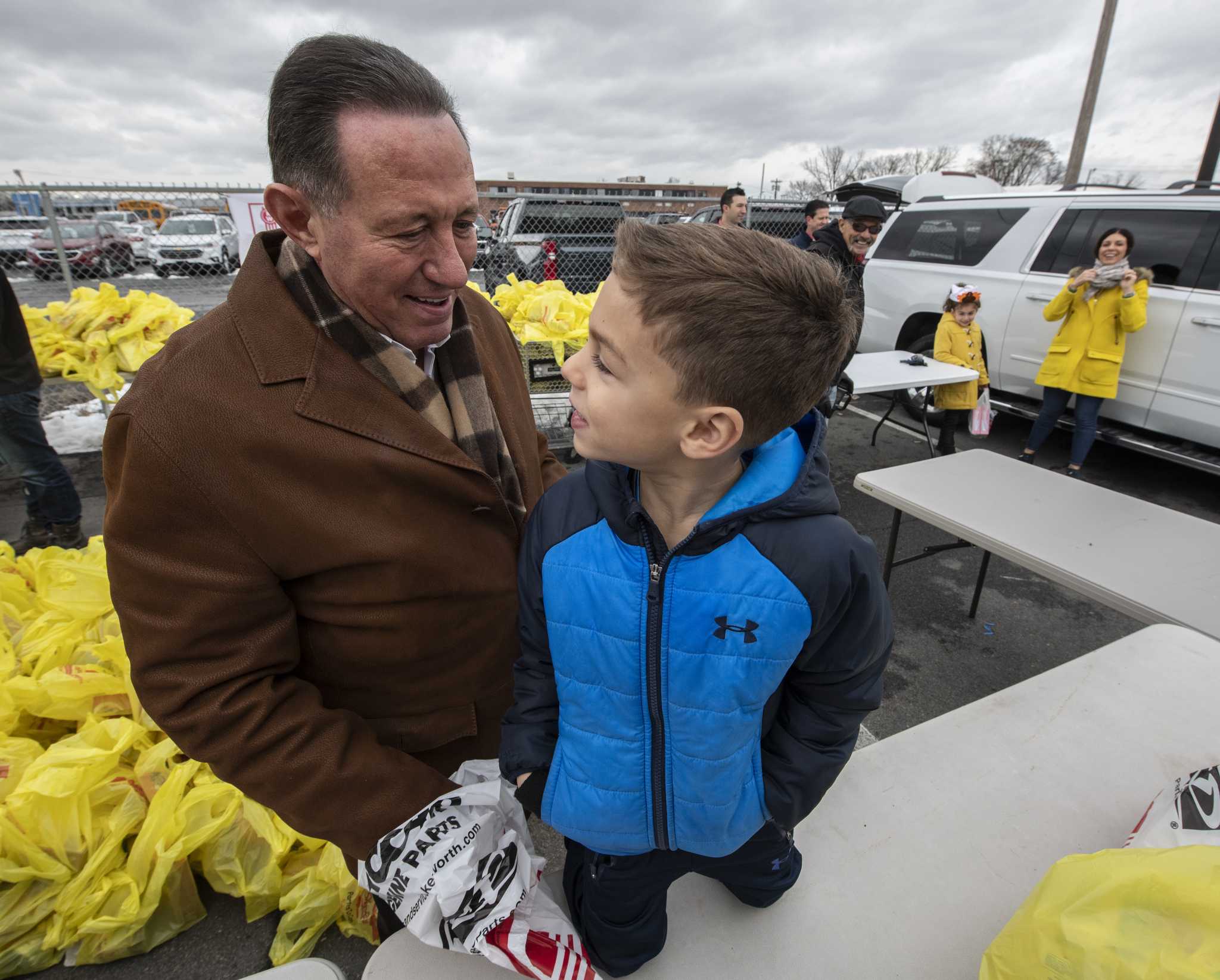 Roddy Valente giving turkeys to the needy